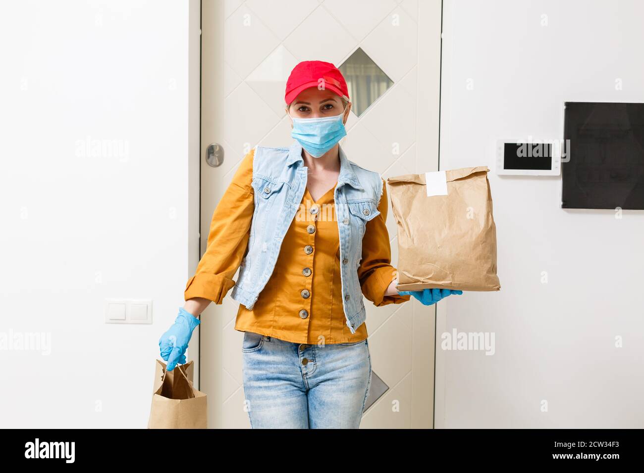 Woman delivering food delivery home Stock Photo - Alamy
