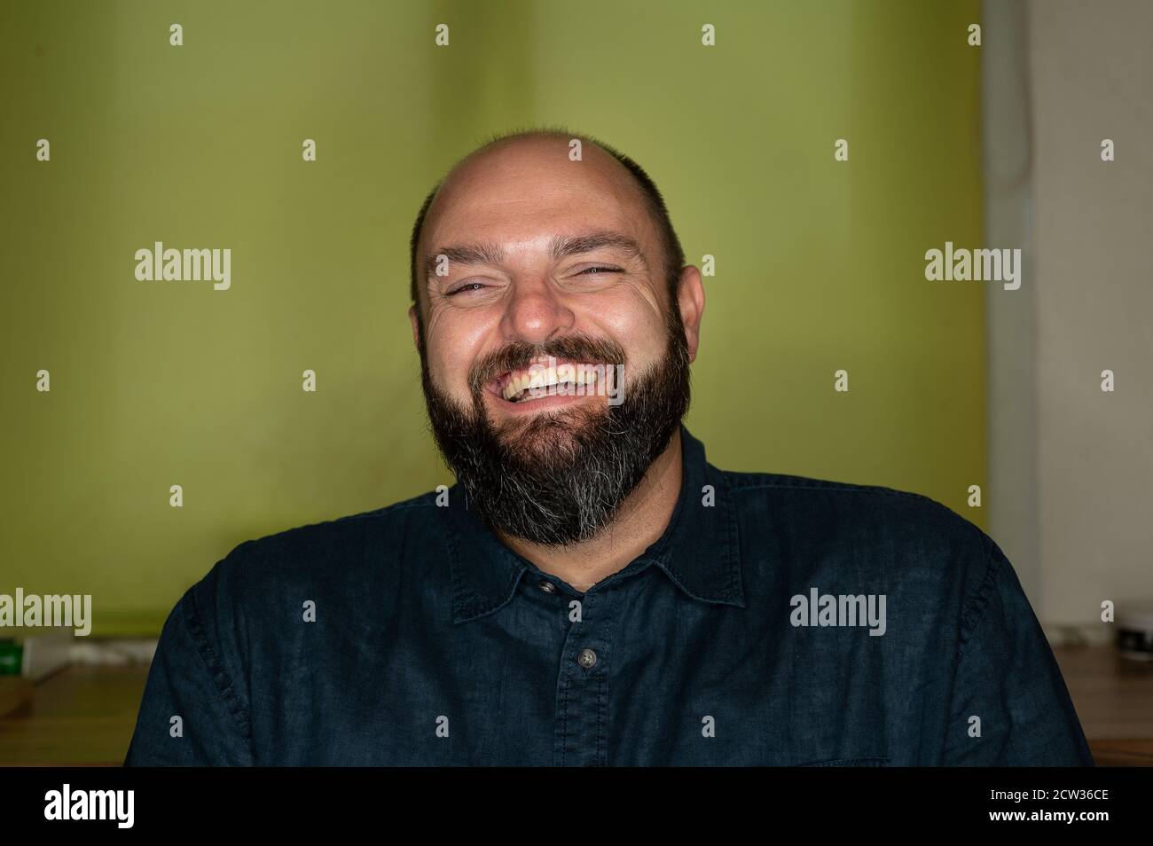 Guy blue laugh laughs laughing hi-res stock photography and images - Alamy