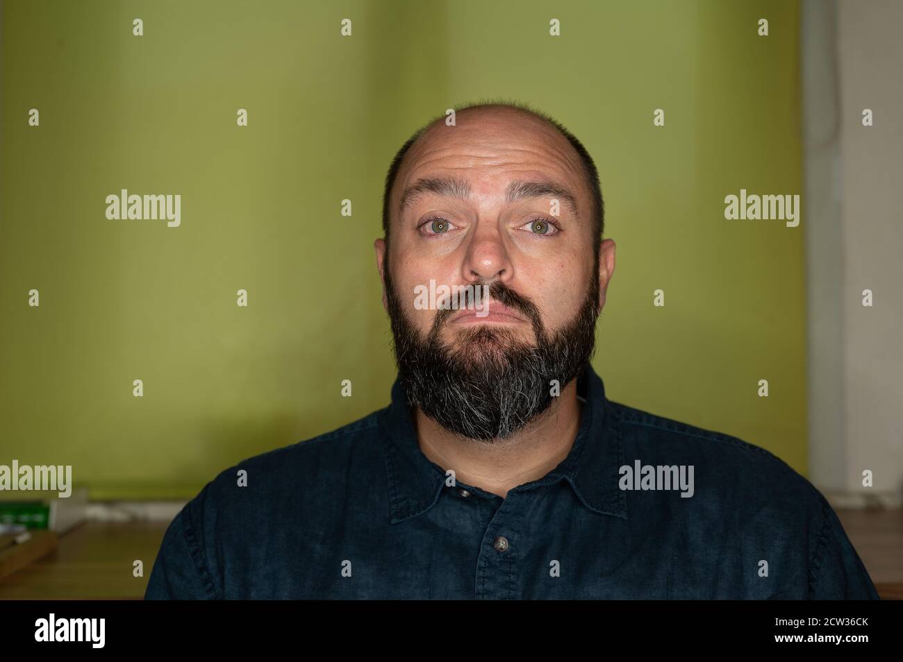 Looks sad hi-res stock photography and images - Alamy