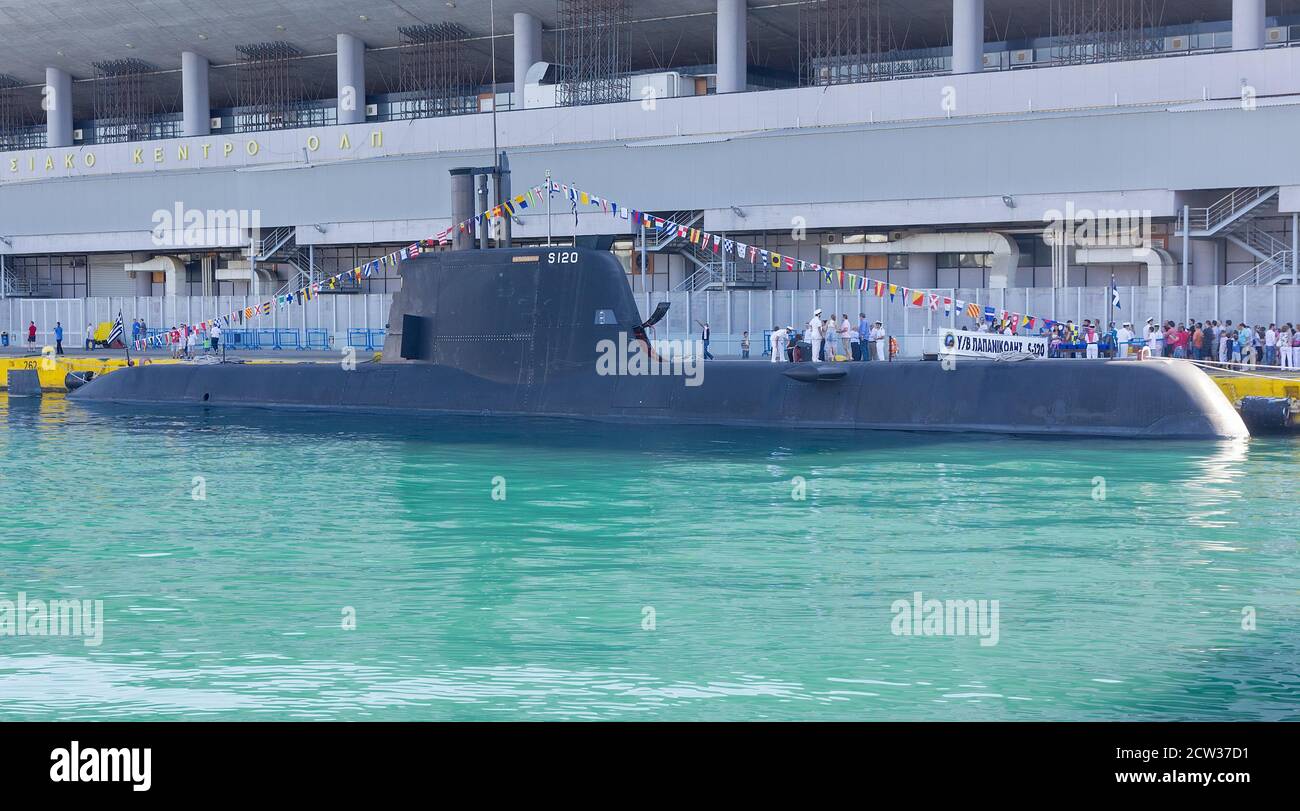Type 214 submarine S-120 "Papanikolis" docks in Piraeus port and opens ...
