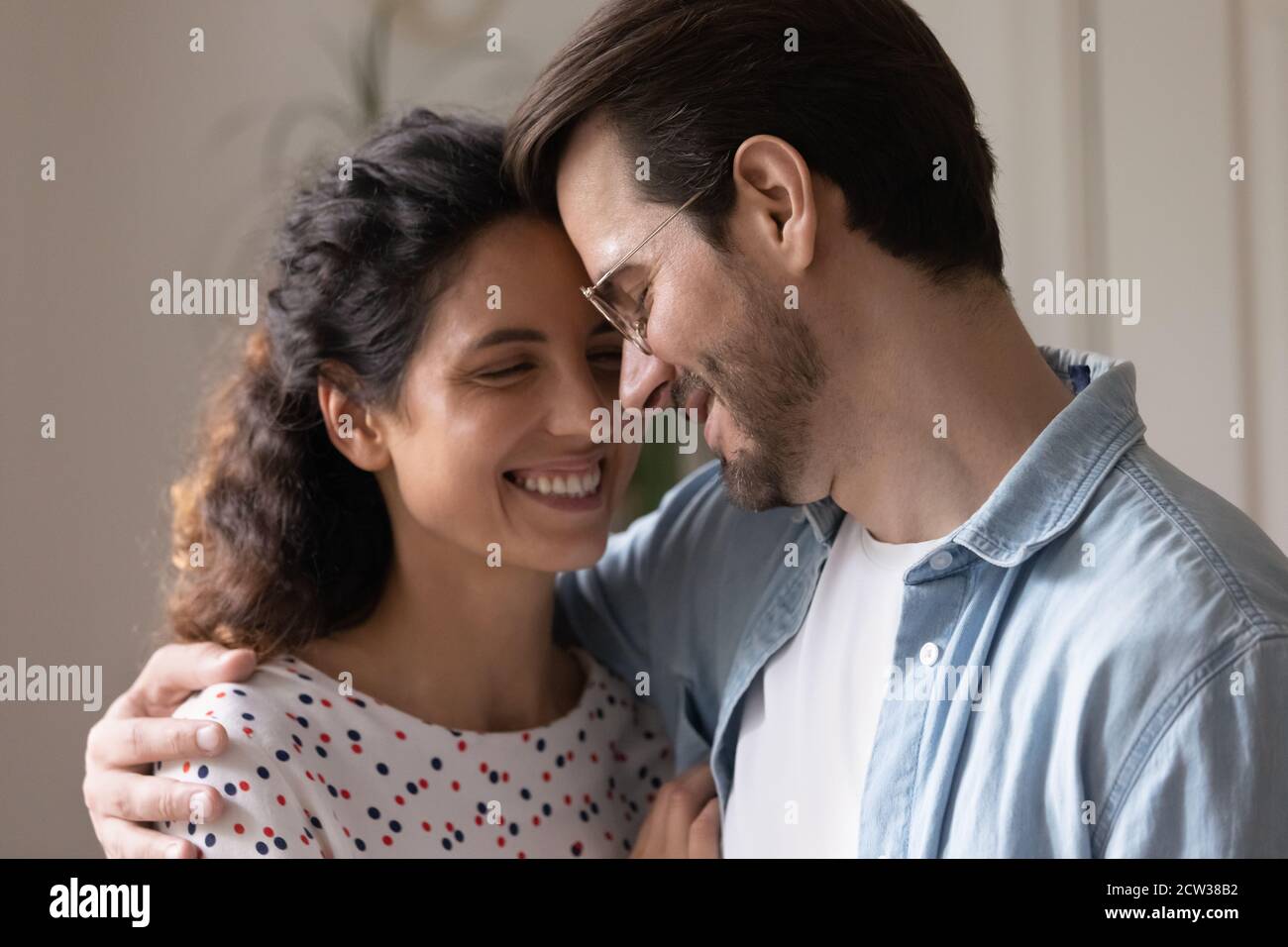 Young couple embrace hi-res stock photography and images - Alamy