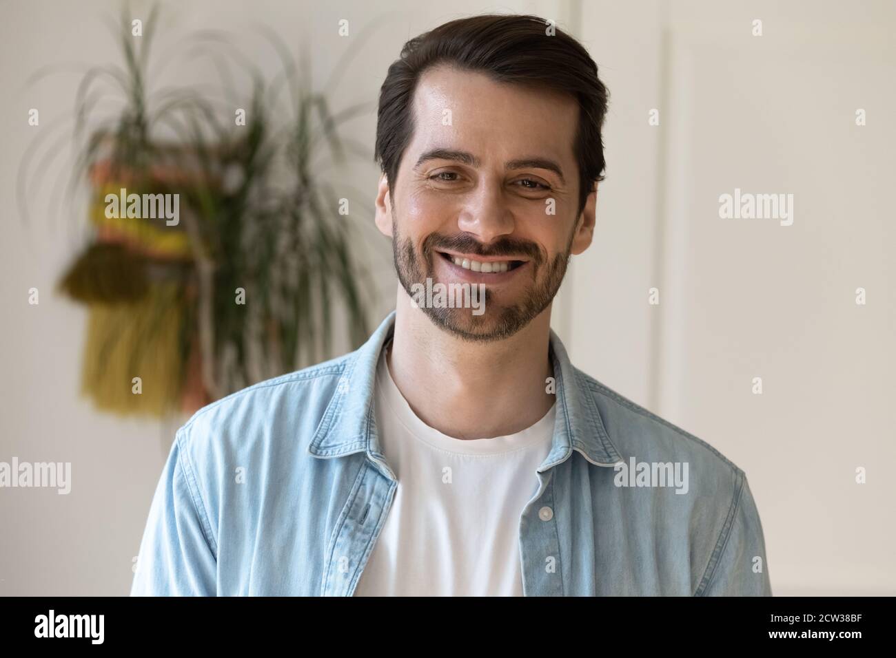 Profile picture of happy Caucasian man smiling Stock Photo - Alamy