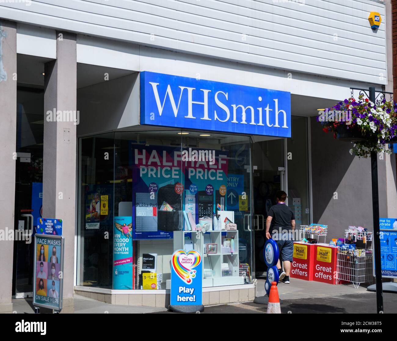 Wh smith shop front hi-res stock photography and images - Alamy