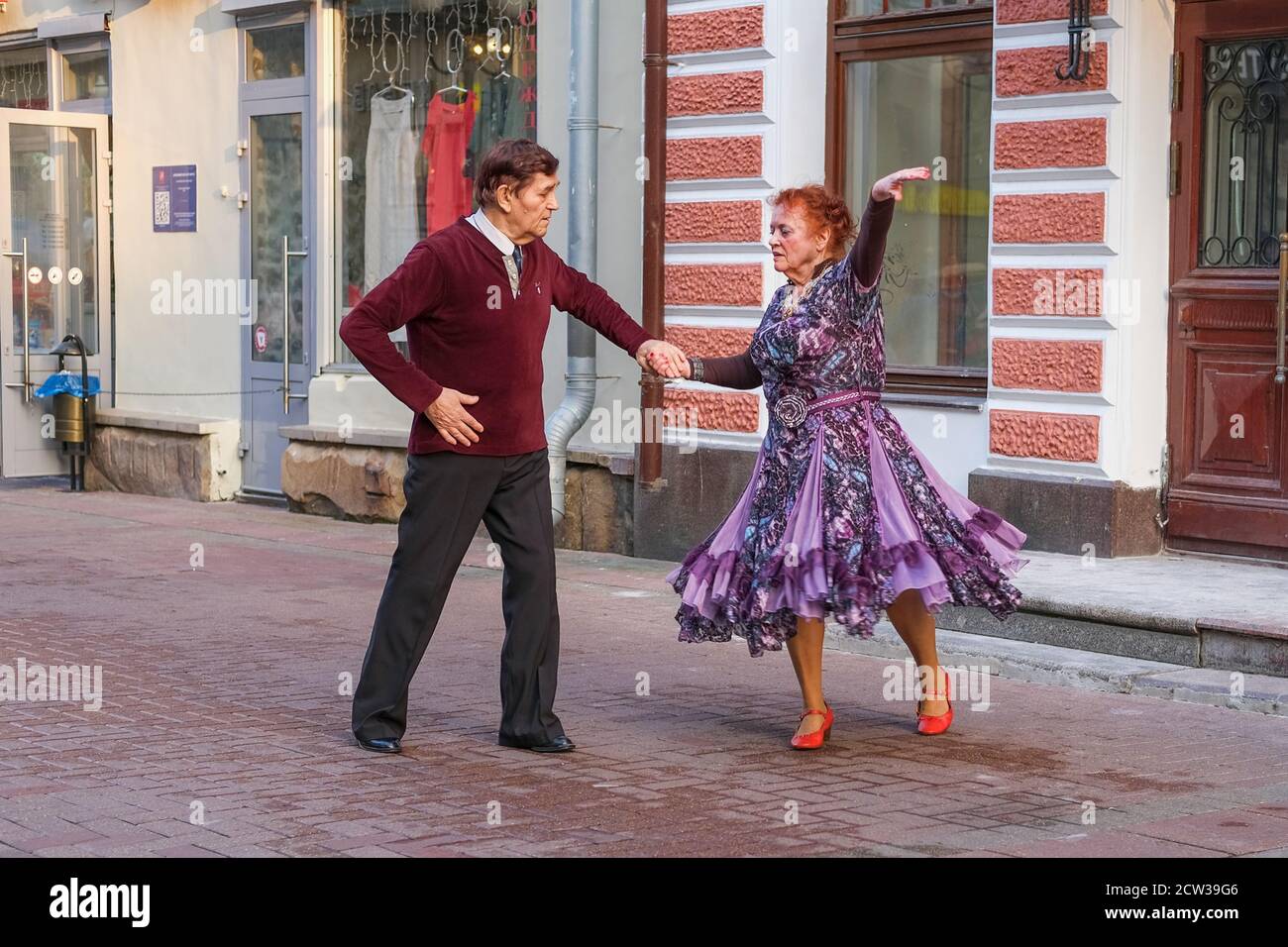 Elderly women dancing hi-res stock photography and images - Alamy
