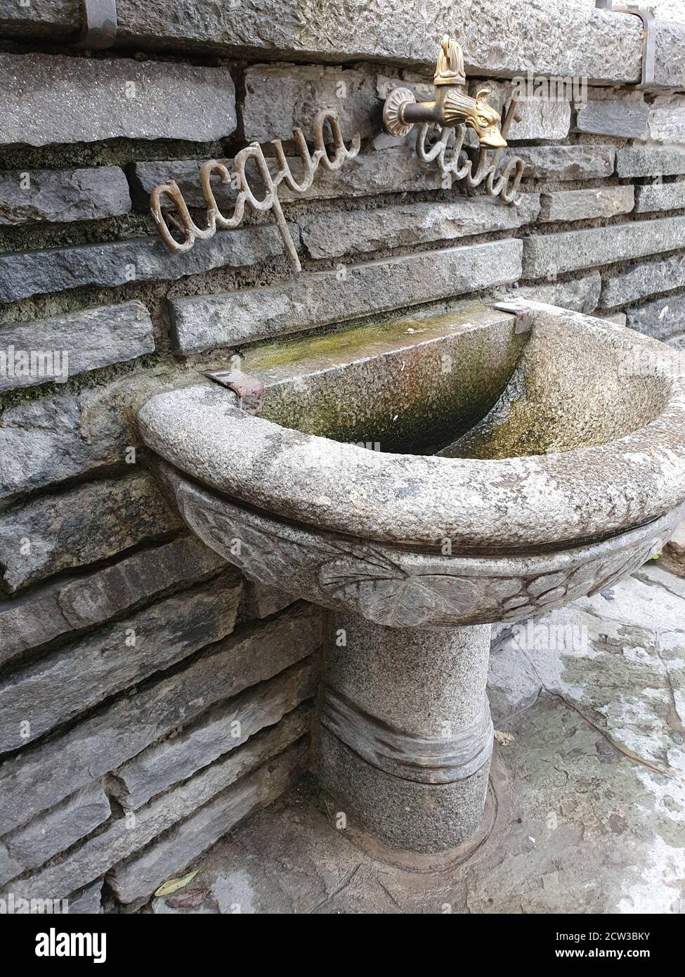 Stone water feature hi-res stock photography and images - Alamy