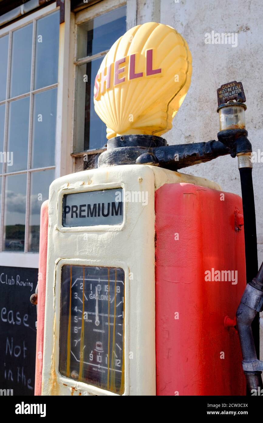 Retro shell petrol pump hi-res stock photography and images - Alamy