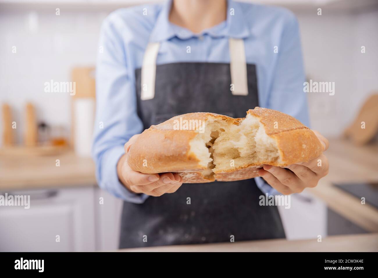 Break bread hi-res stock photography and images - Alamy