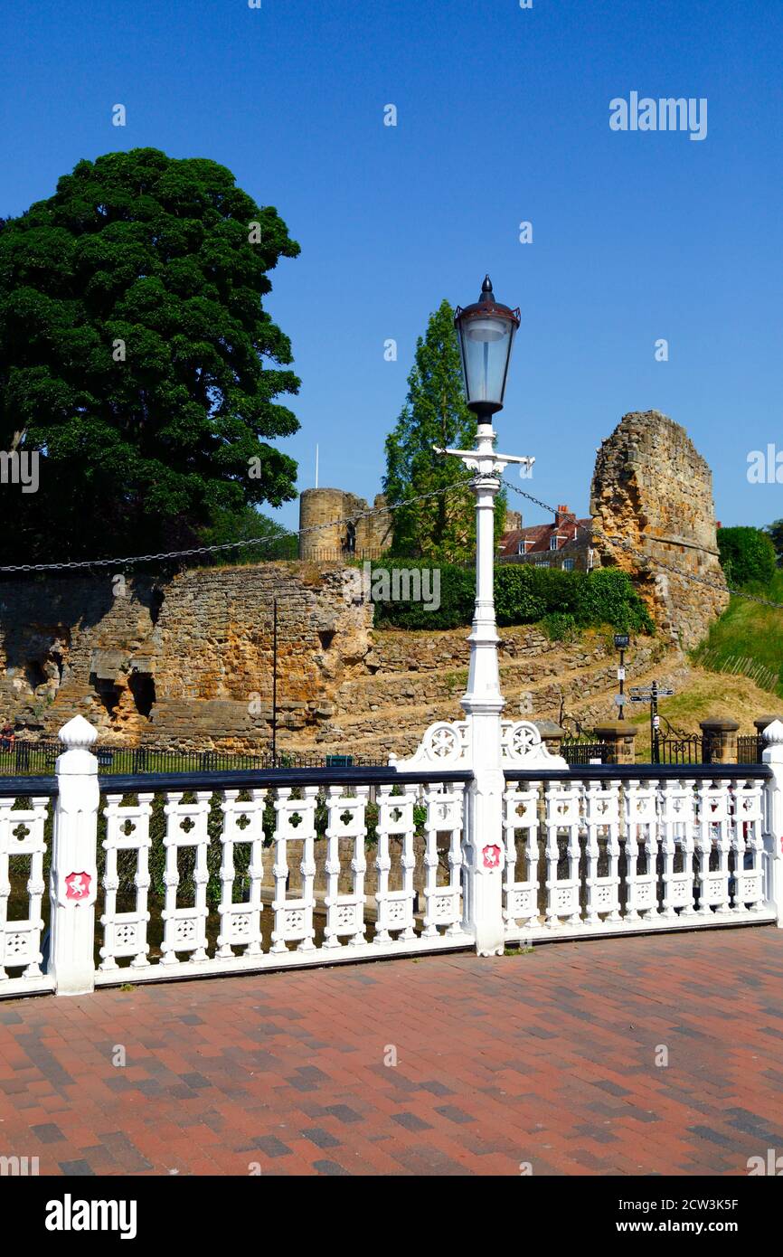 Towered bridge hi-res stock photography and images - Alamy