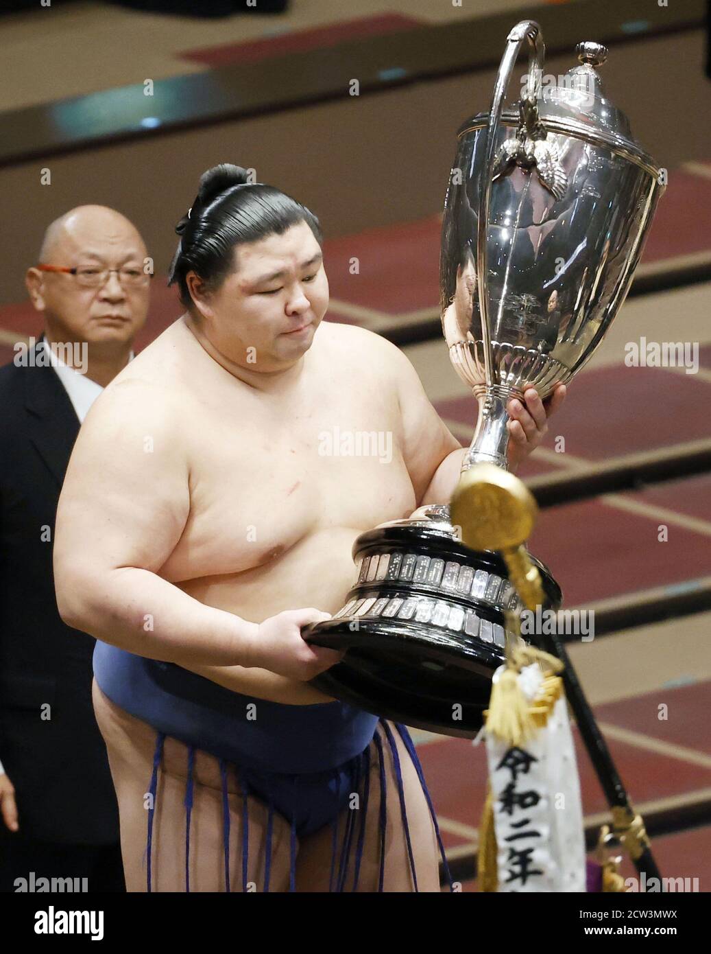 Tokyo, Japan. 27th Sept, 2020. Sekiwake Shodai receives the trophy ...