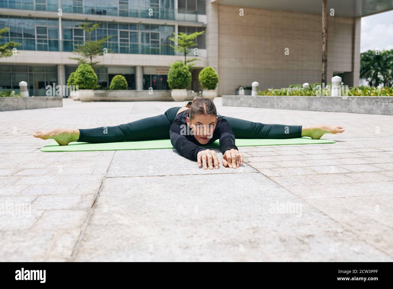 Цoman doing side splits Stock Photo - Alamy