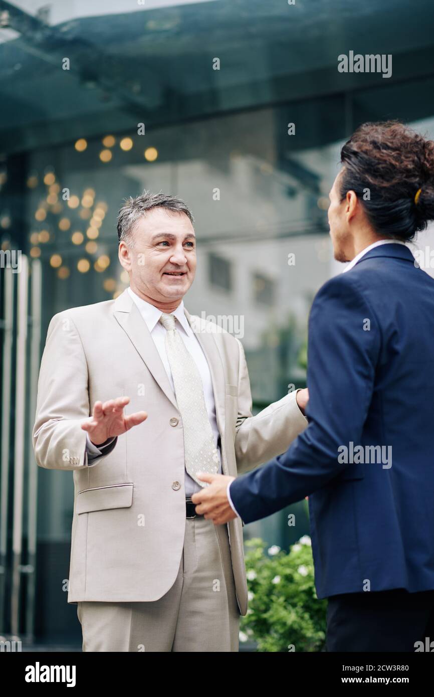 Talking business people Stock Photo - Alamy