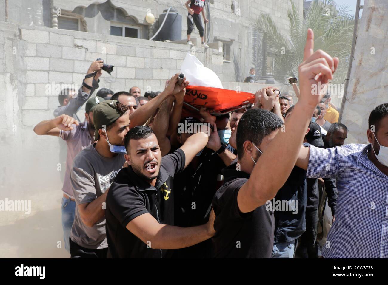 Deir Al-Balah, Palestine. 27th Sep, 2020. : People carry the dead ...