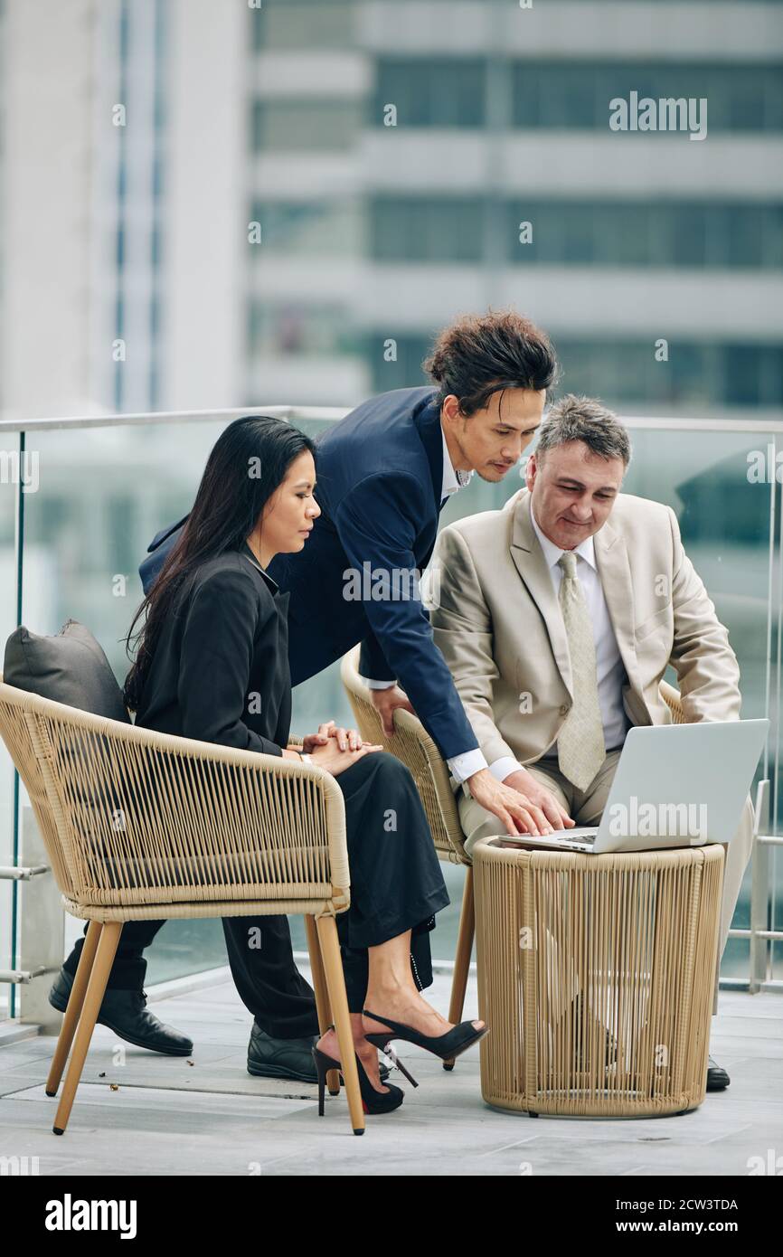Laptop report hi-res stock photography and images - Alamy