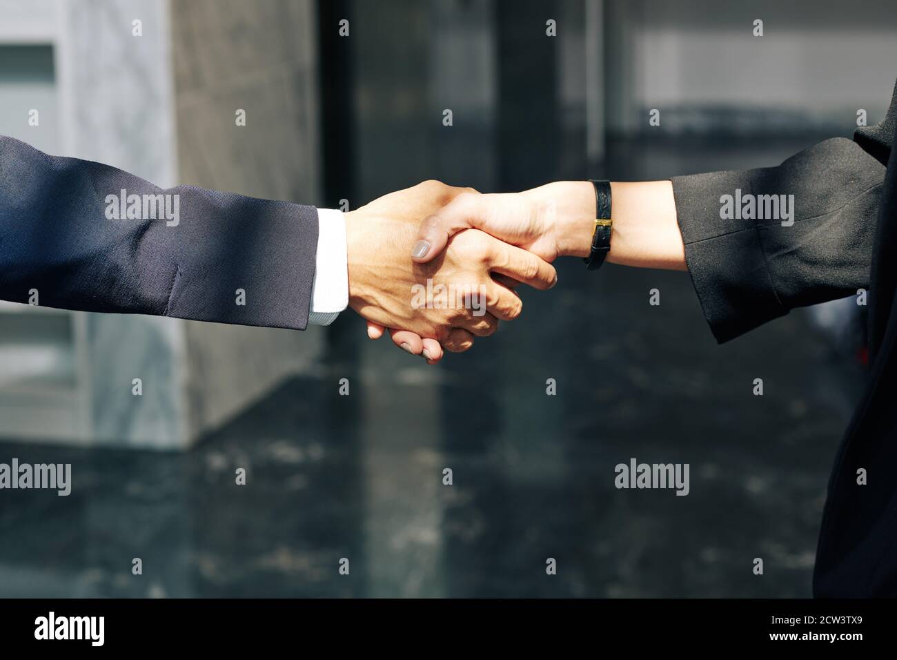 Firm handshake hi-res stock photography and images - Alamy