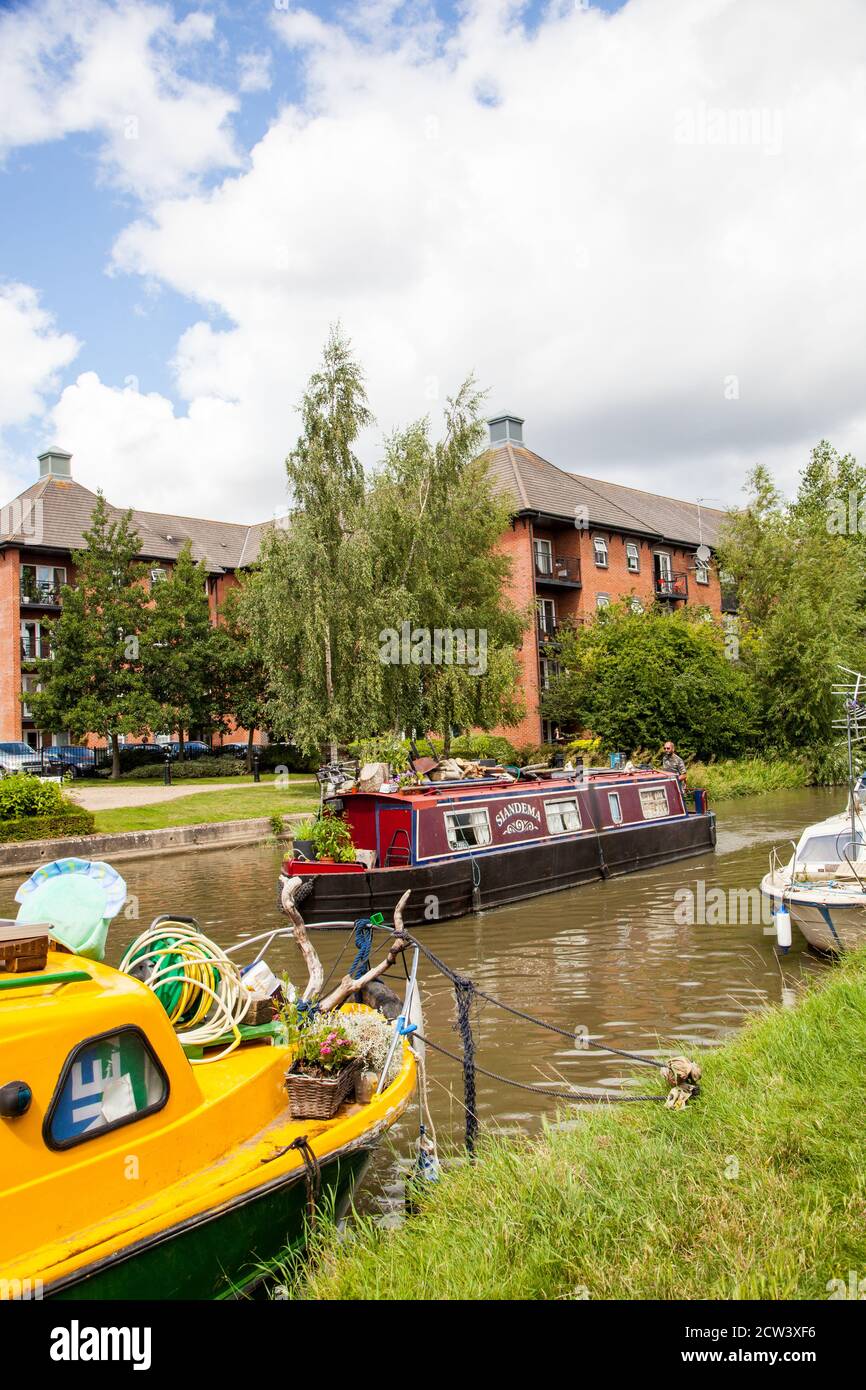 Canal narrowboats on the Grand Union canal at Linslade Leighton Buzzard ... Canal narrowboats on the Grand Union canal at Linslade Leighton Buzzard ...