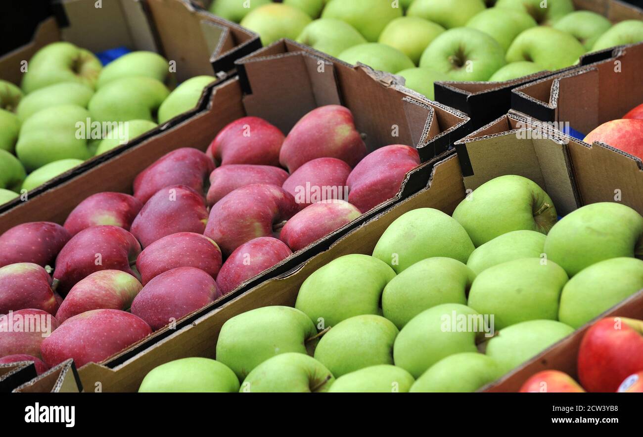 ripe apples display for sale on a farmers market image Stock Photo - Alamy