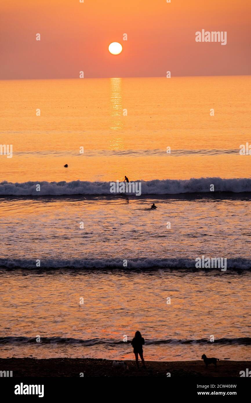 Surfing cornwall wave hi-res stock photography and images - Alamy