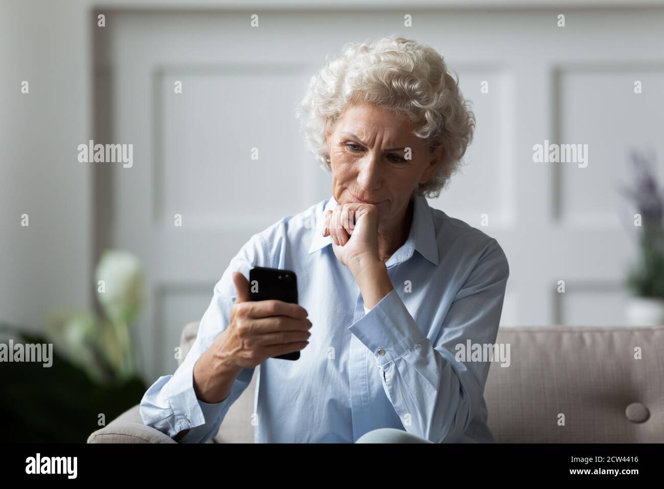 Old lady confused hi-res stock photography and images - Alamy