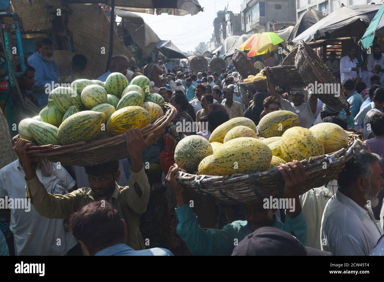 Lahore, Pakistan. 26th Sep, 2020. Pakistani farmers are busy unloading ...