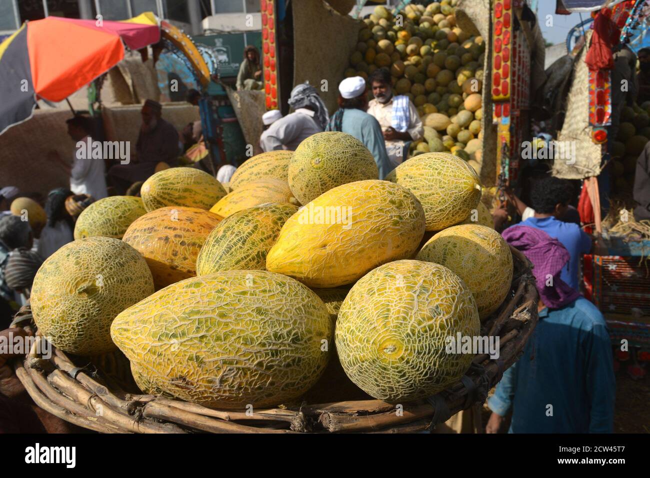 Badami bagh fruit market hi-res stock photography and images - Alamy