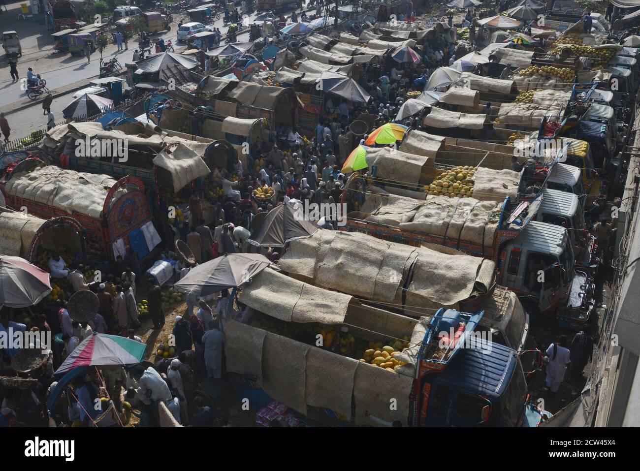 Lahore, Pakistan. 26th Sep, 2020. Pakistani farmers are busy unloading ...
