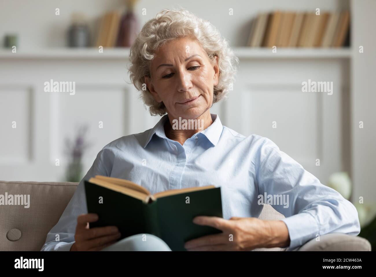 Old lady reading hi-res stock photography and images - Alamy