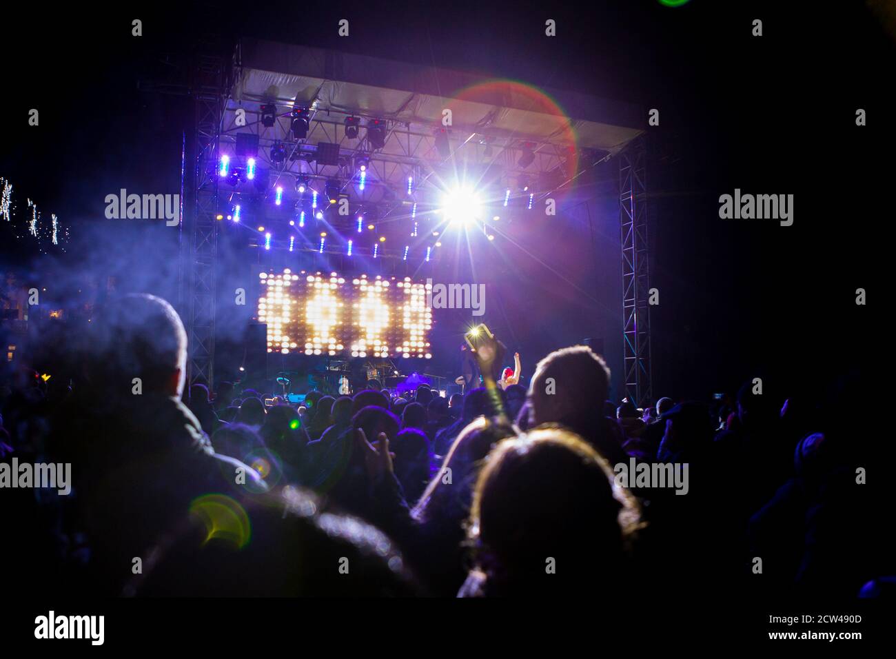 Crowd of people at outdoor concert hi-res stock photography and images ...