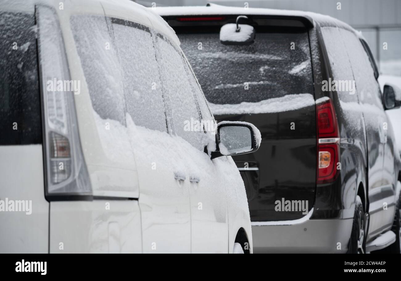 Cars snow blizzard hi-res stock photography and images - Alamy