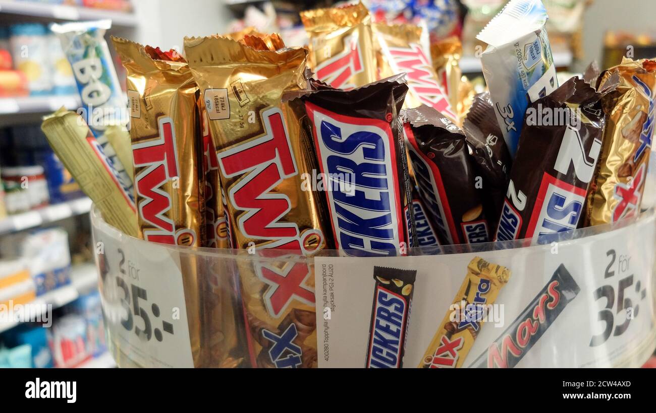 Plenty of Twix and snickers chocolate bar Stock Photo - Alamy