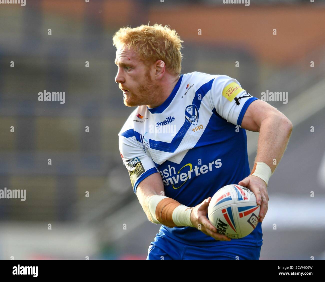 James Graham (32) of St Helens looks for a pass Stock Photo - Alamy