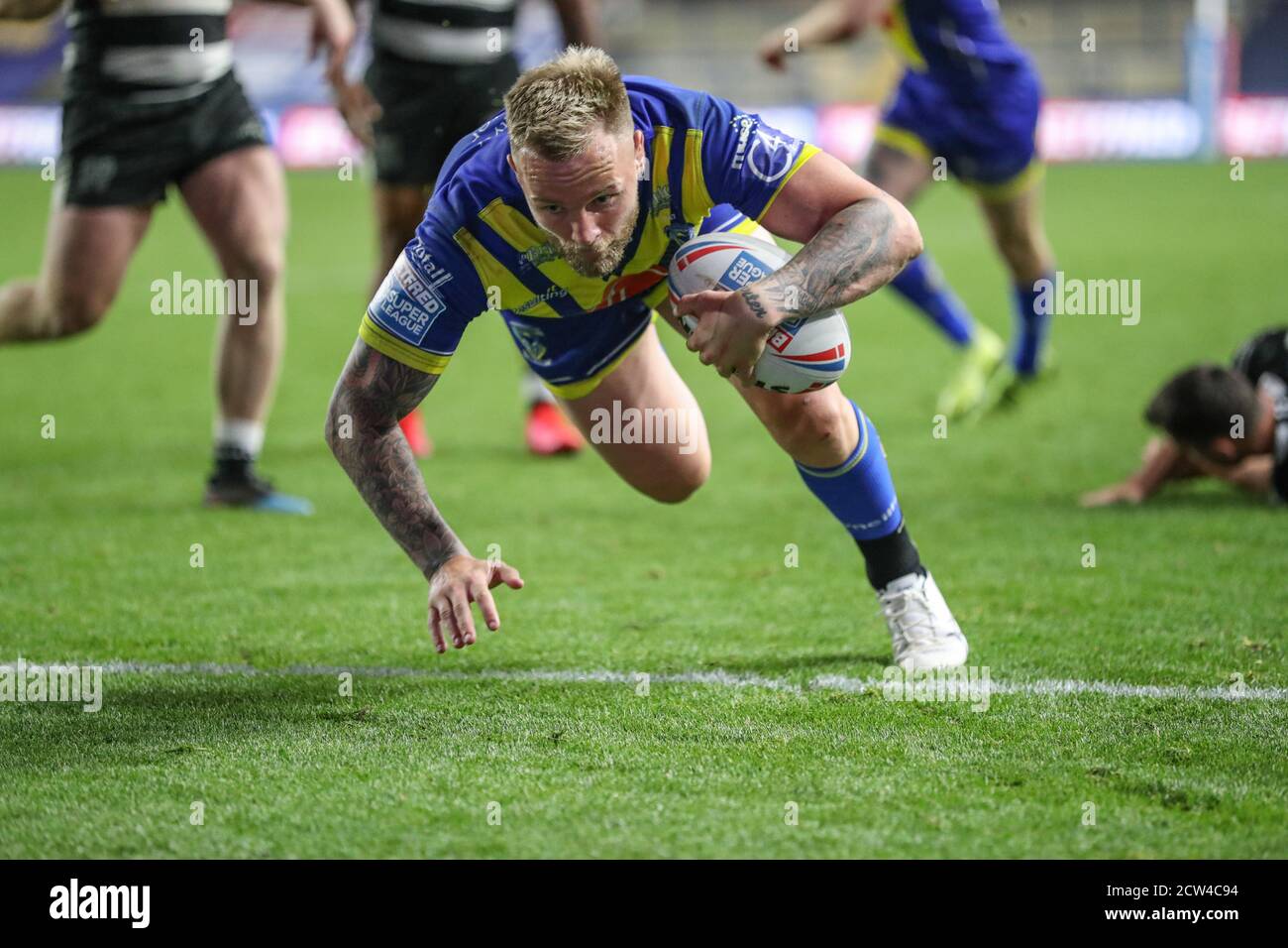 Blake Austin (6) of Warrington Wolves goes over for a try Stock Photo ...