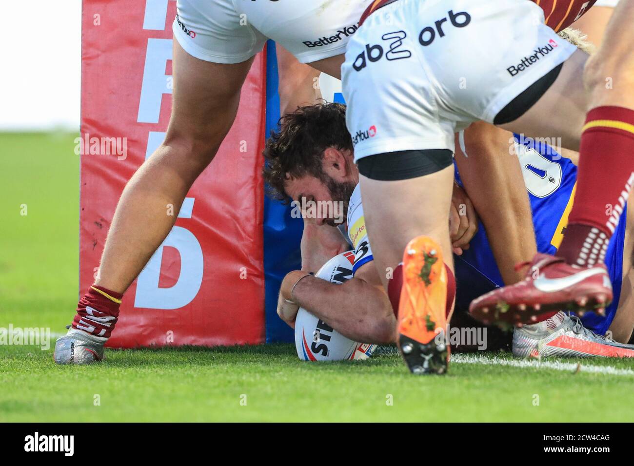 Alex Walmsley (8) of St Helens goes over for a try Stock Photo - Alamy
