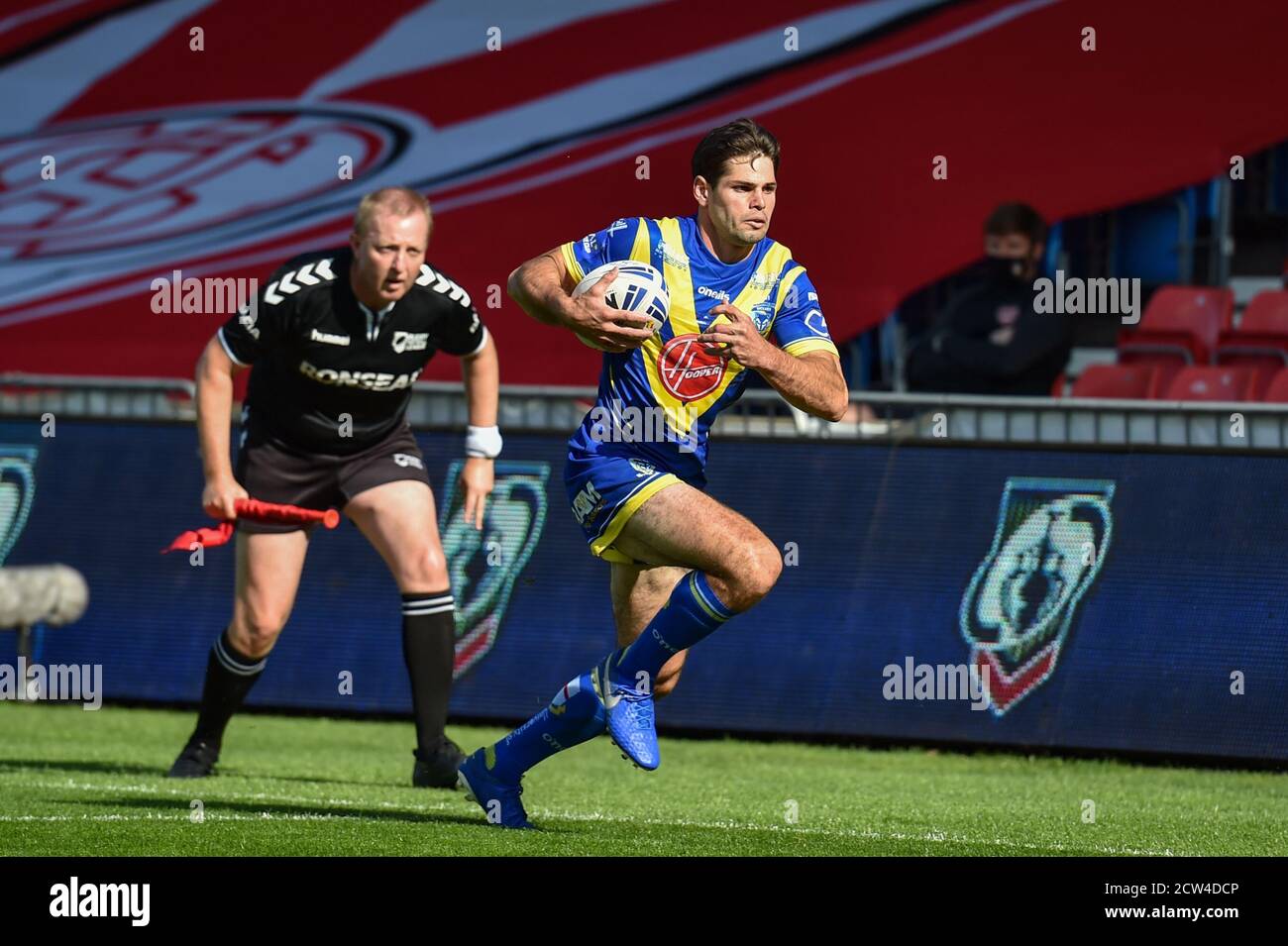Jake Mamo (17) of Warrington Wolves breaks for the line and scores but ...