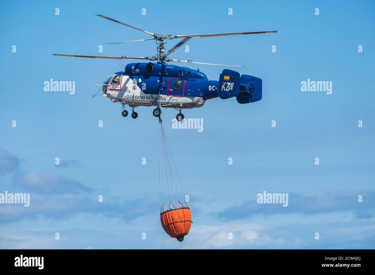 Helicopetor carrying water in firefighting tasks Stock Photo - Alamy