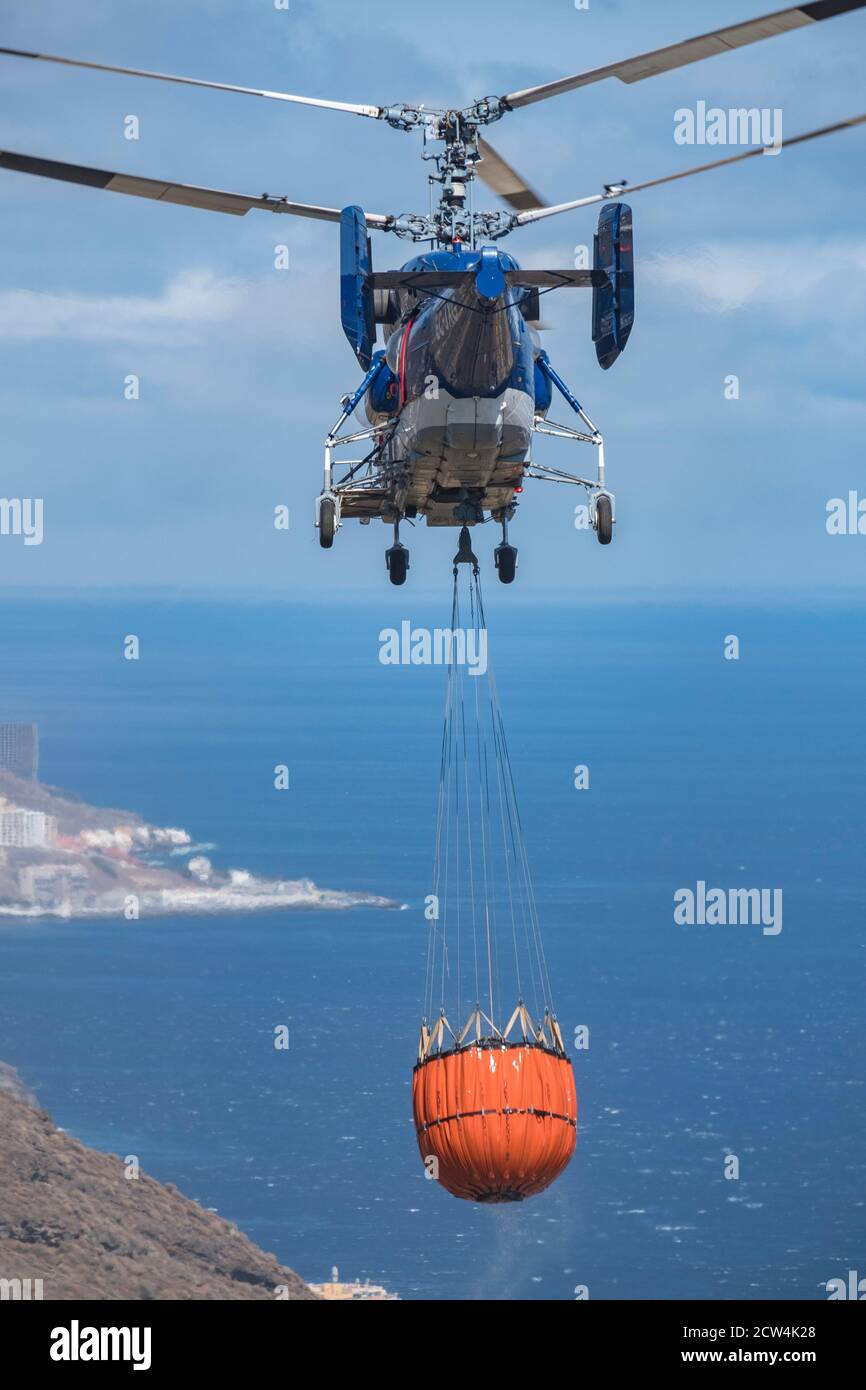 Helicopetor carrying water in firefighting tasks Stock Photo - Alamy