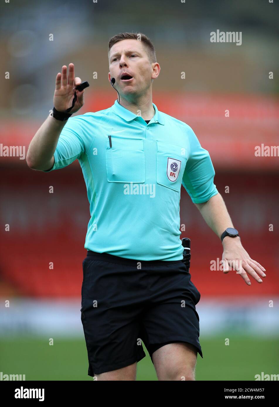 Referee marc edwards hi-res stock photography and images - Alamy