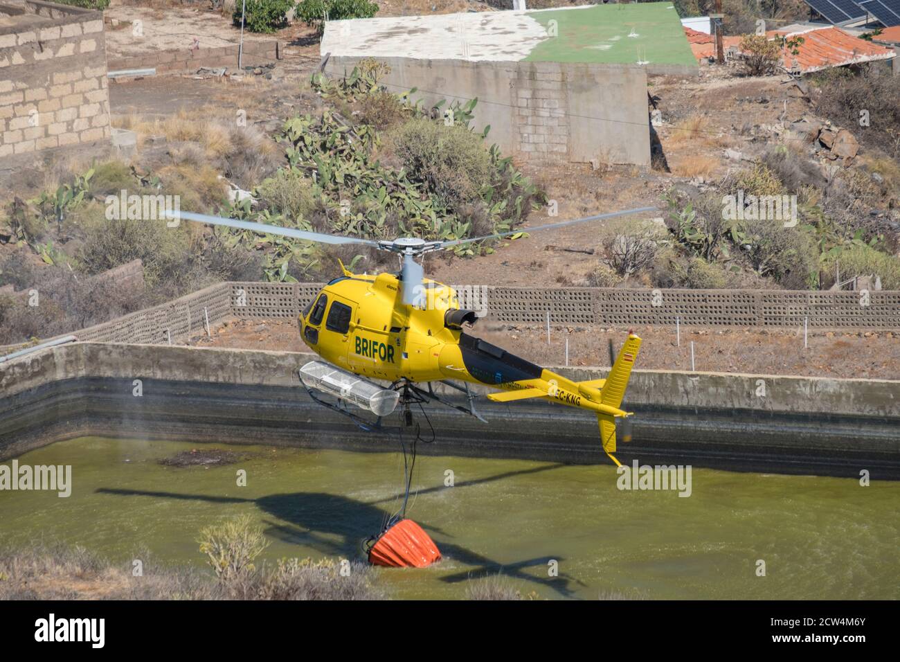 Helicopetor carrying water in firefighting tasks Stock Photo - Alamy