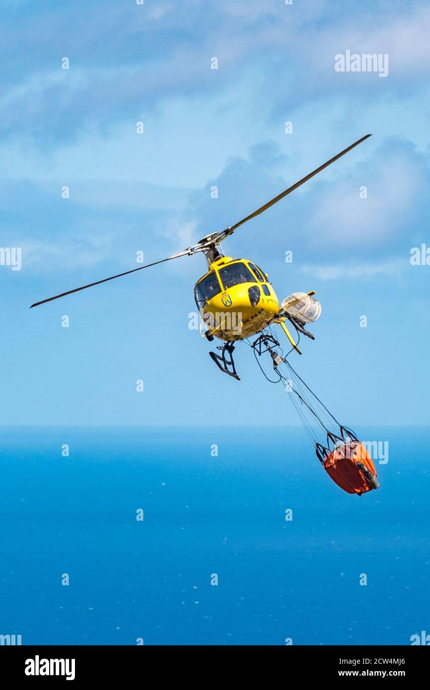 Helicopetor carrying water in firefighting tasks Stock Photo - Alamy