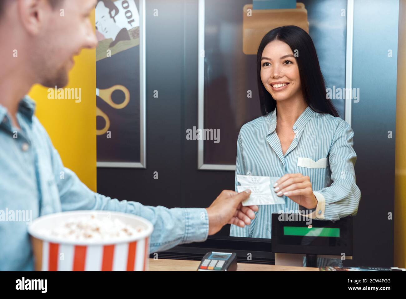 Cinema audience standing up hi-res stock photography and images - Alamy