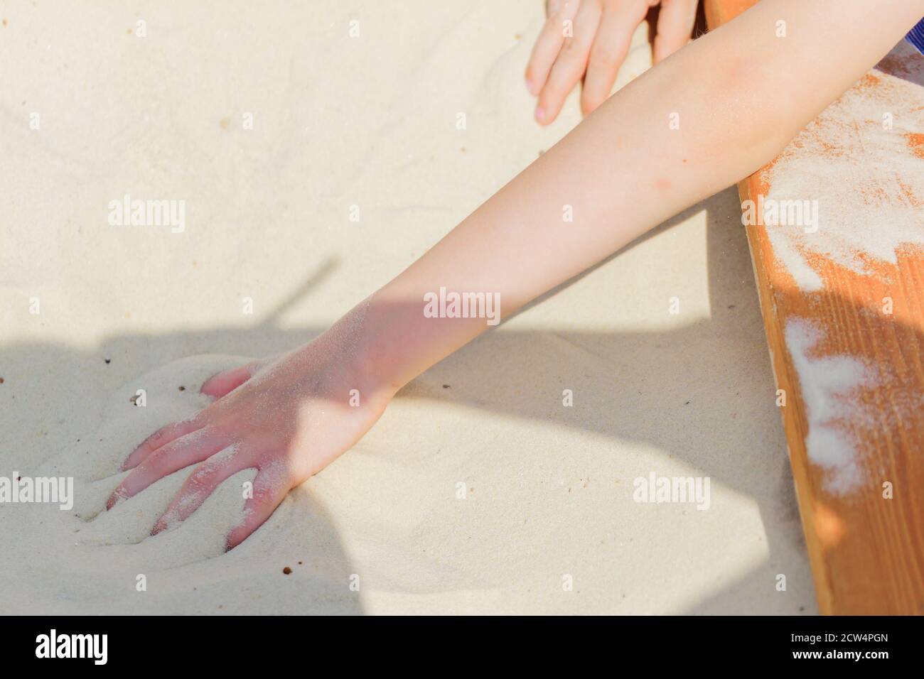 close up of child's hands playing in sandbox Stock Photo - Alamy