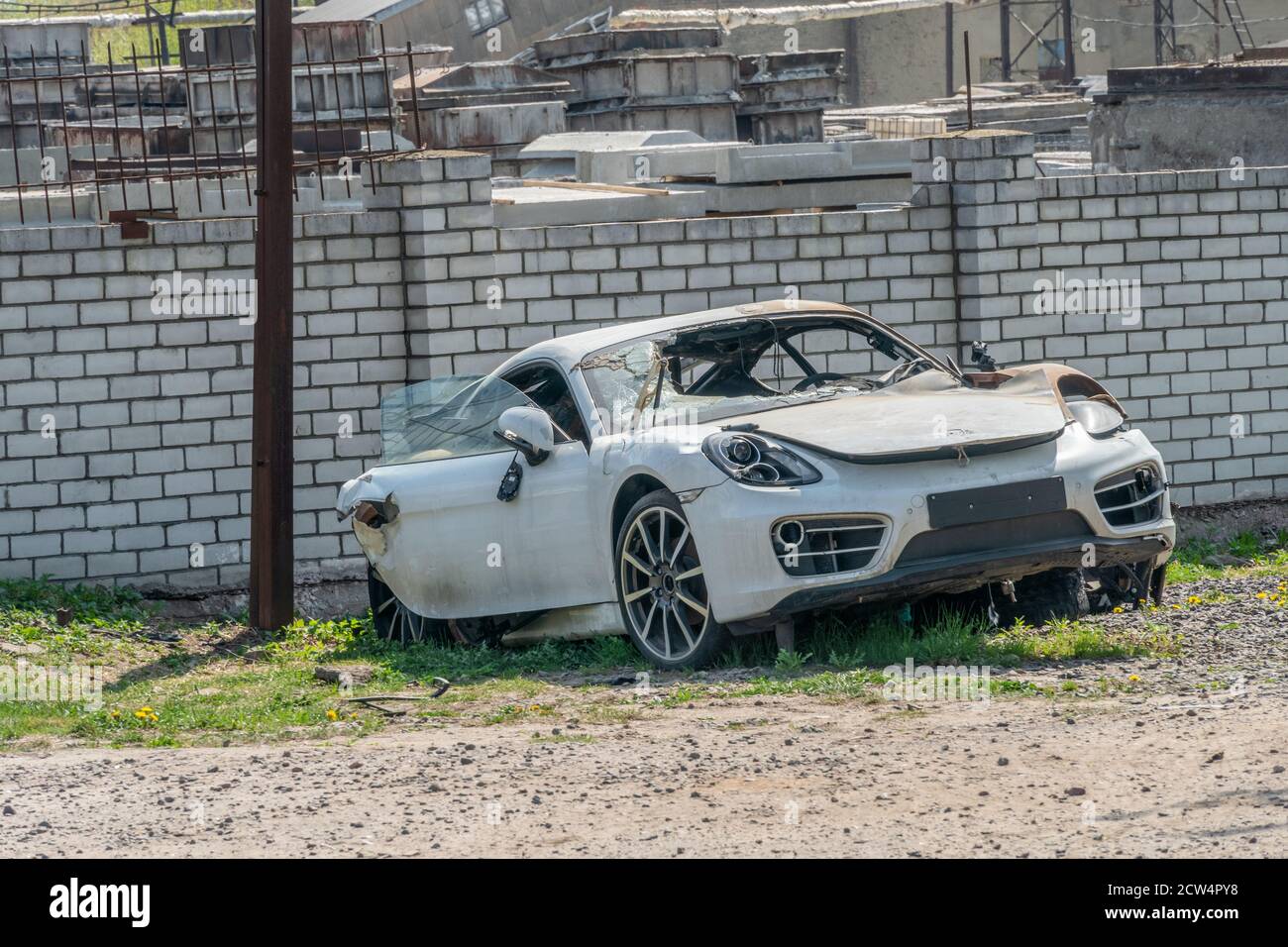Car in brick wall hi-res stock photography and images - Alamy