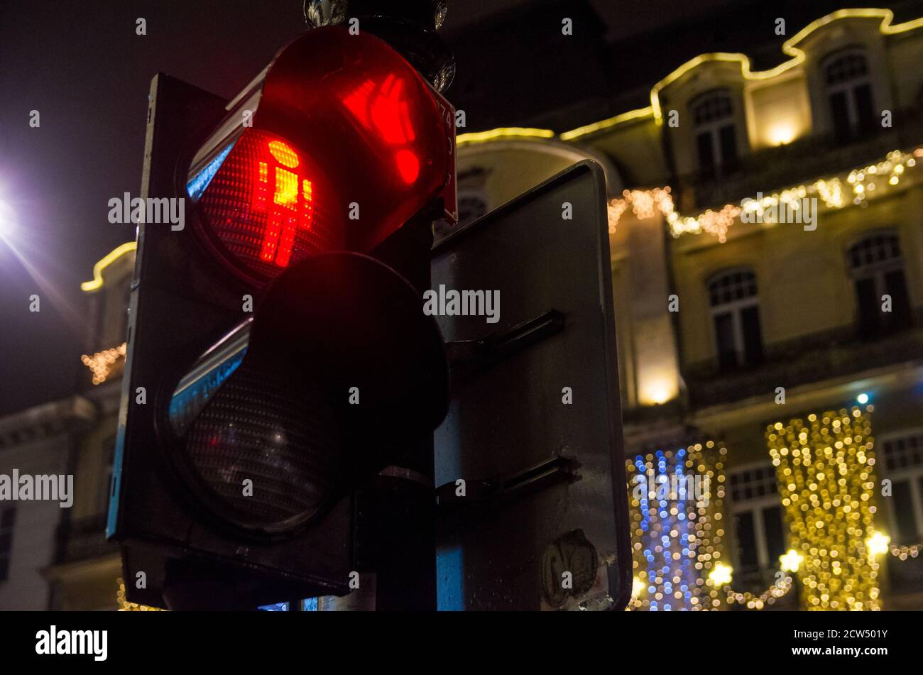 red traffic signal for pedestrians at night Stock Photo - Alamy