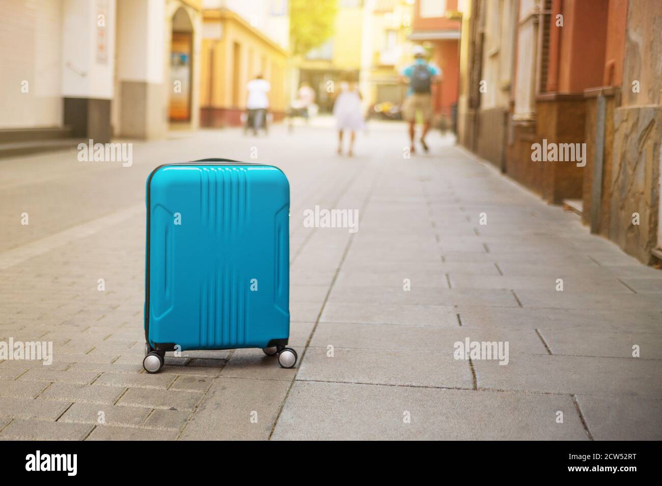 Woman walking suitcase vintage hi-res stock photography and images - Alamy