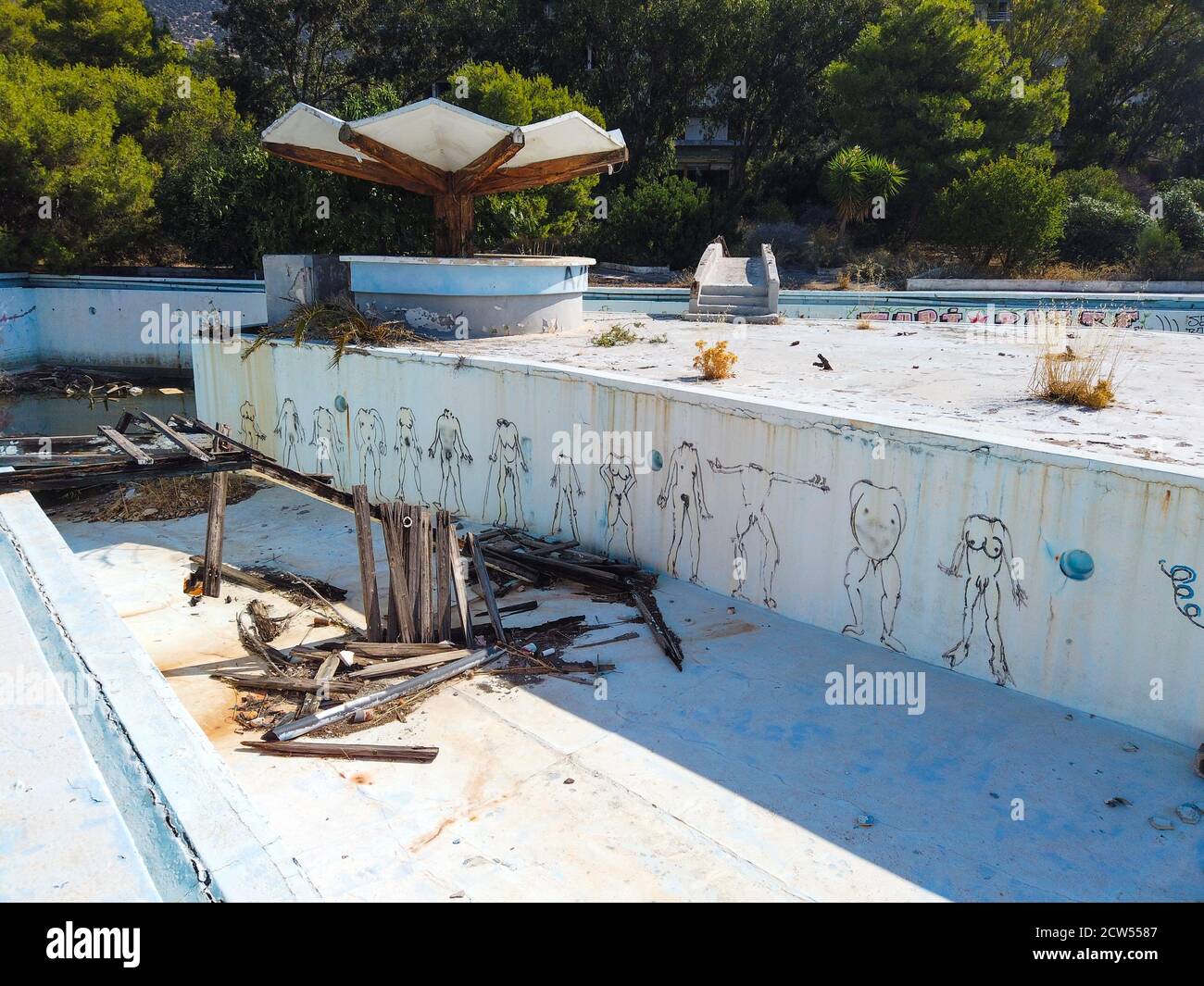 Abandoned old swimming pool hi-res stock photography and images - Alamy