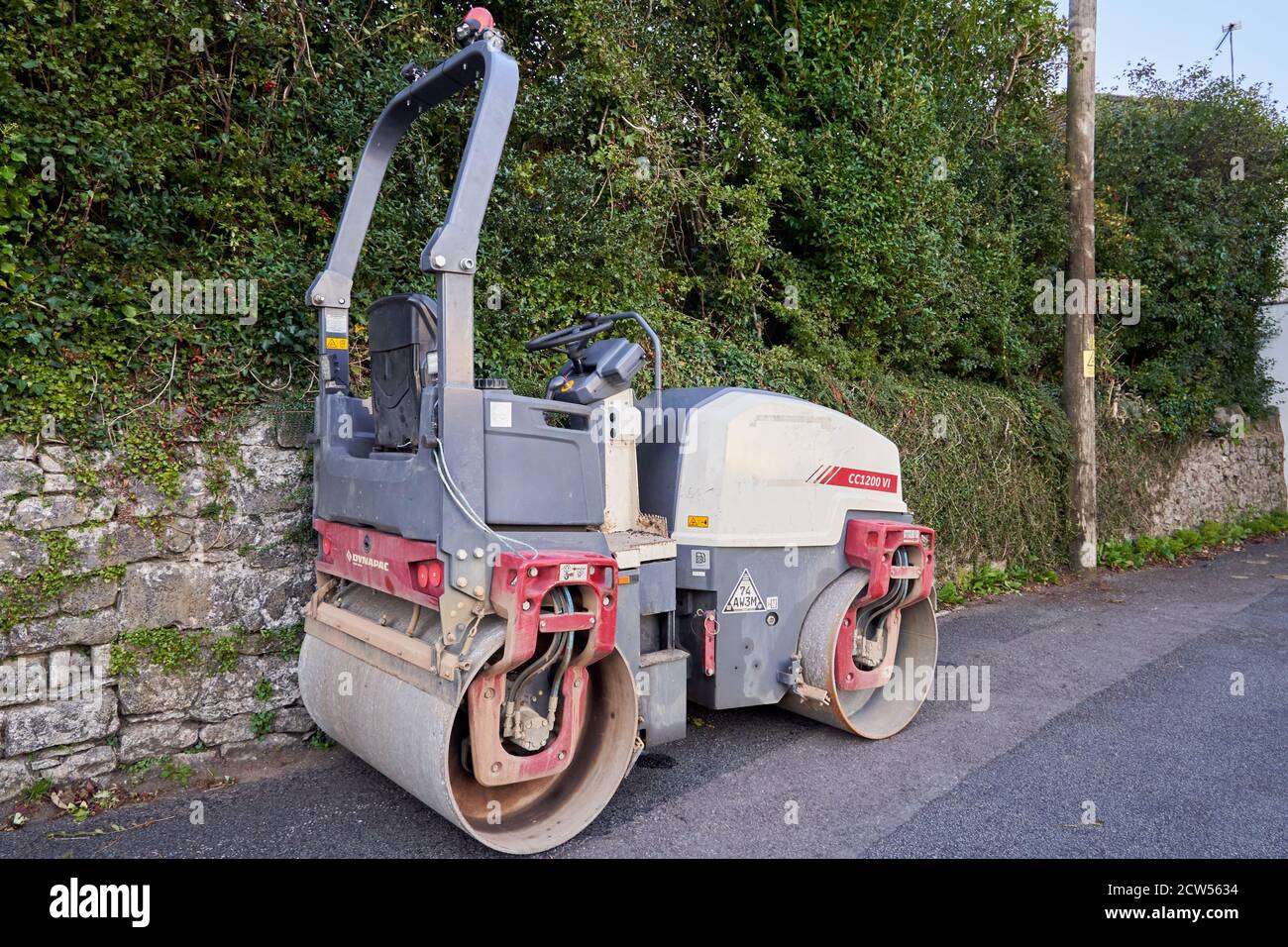 Dynamic road surfacing roller Stock Photo - Alamy