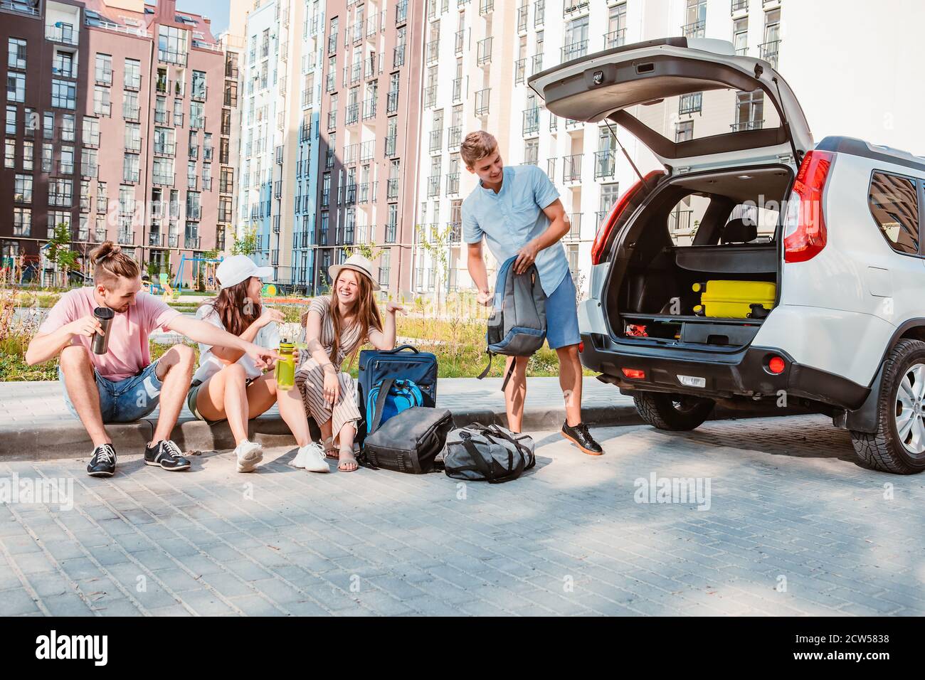 Car friends packing hi-res stock photography and images - Alamy