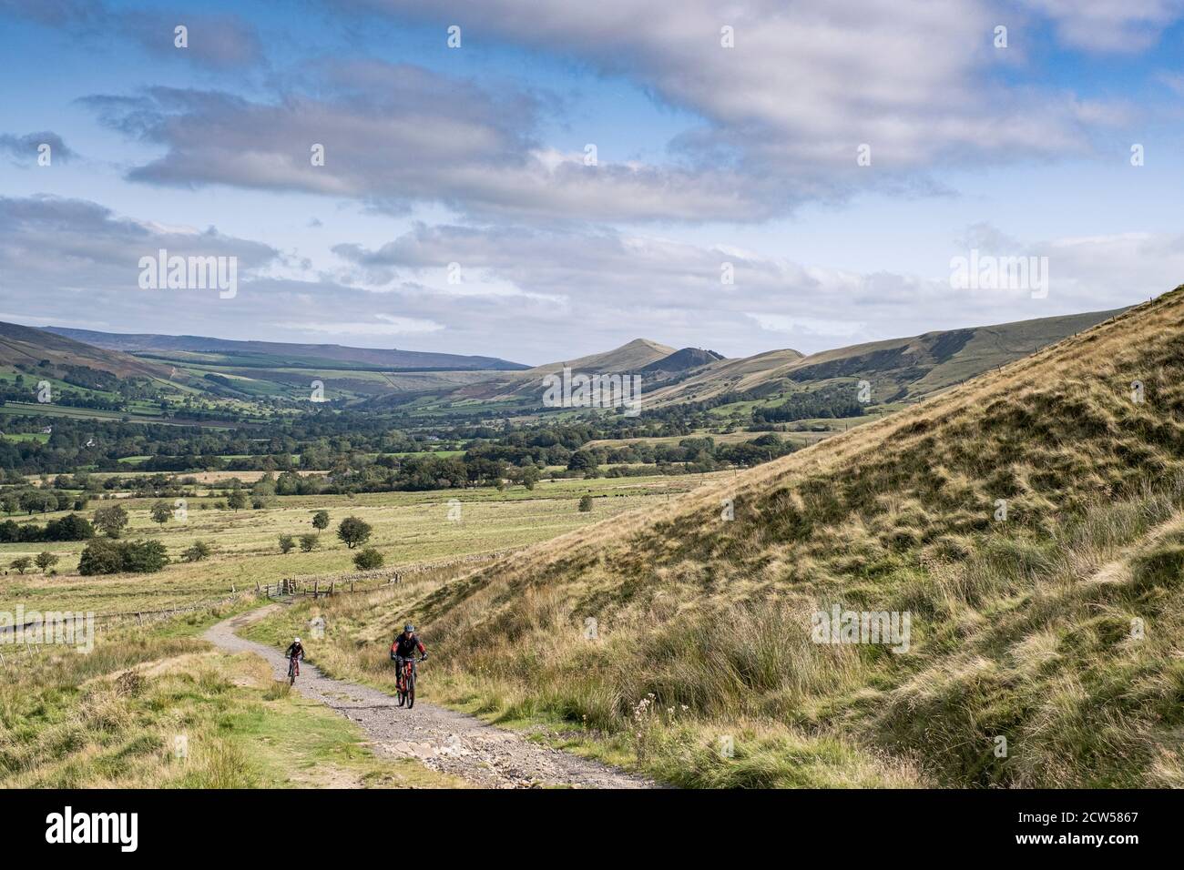 Mountain Bikers in the Edale area of Hope Valley in the Derbyshire ...