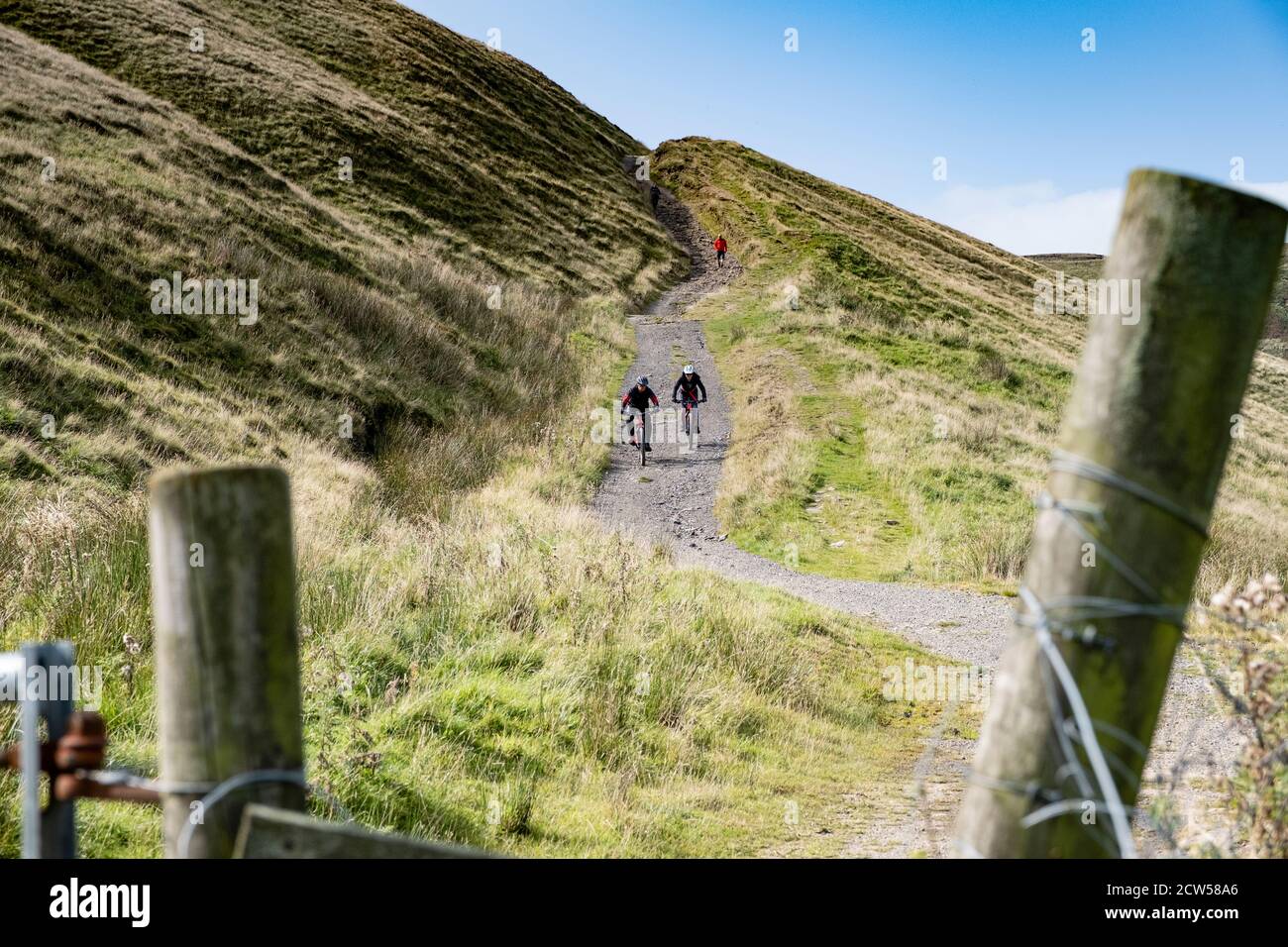 Mountain Bikers in the Edale area of Hope Valley in the Derbyshire ...