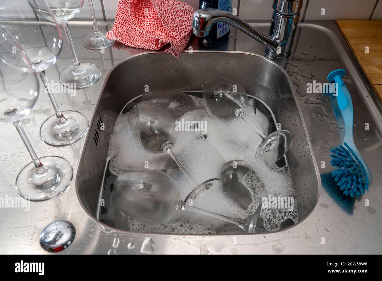 Kitchen dinner party hi-res stock photography and images - Alamy