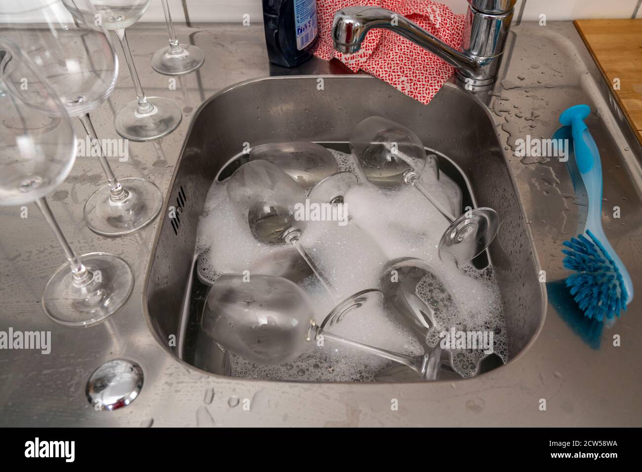 Kitchen dinner party hi-res stock photography and images - Alamy